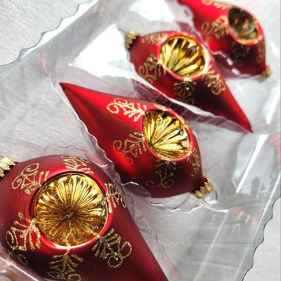 Krebs | Holiday | 4 Krebs Red Velvet Drop Shapes With Gold Reflectors ...